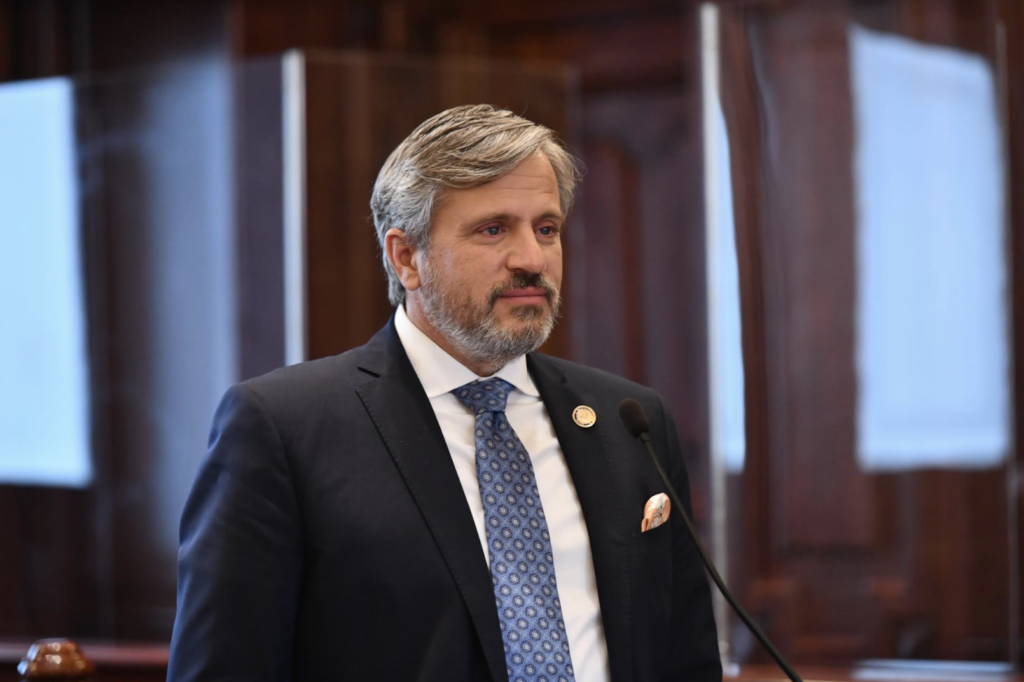 Chicago lawmakers celebrate passage of elected school board legislation ...